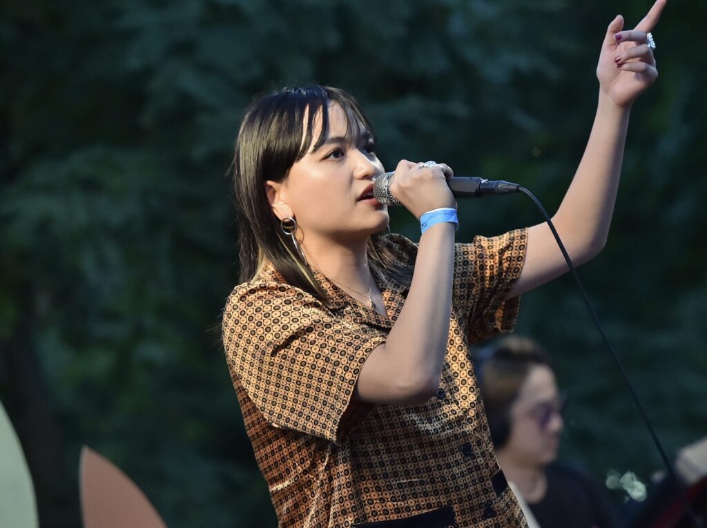 iri(歌手)の声や顔が男で性別は？熱愛彼氏は誰？ハーフで実家&両親は！ - TheTopics