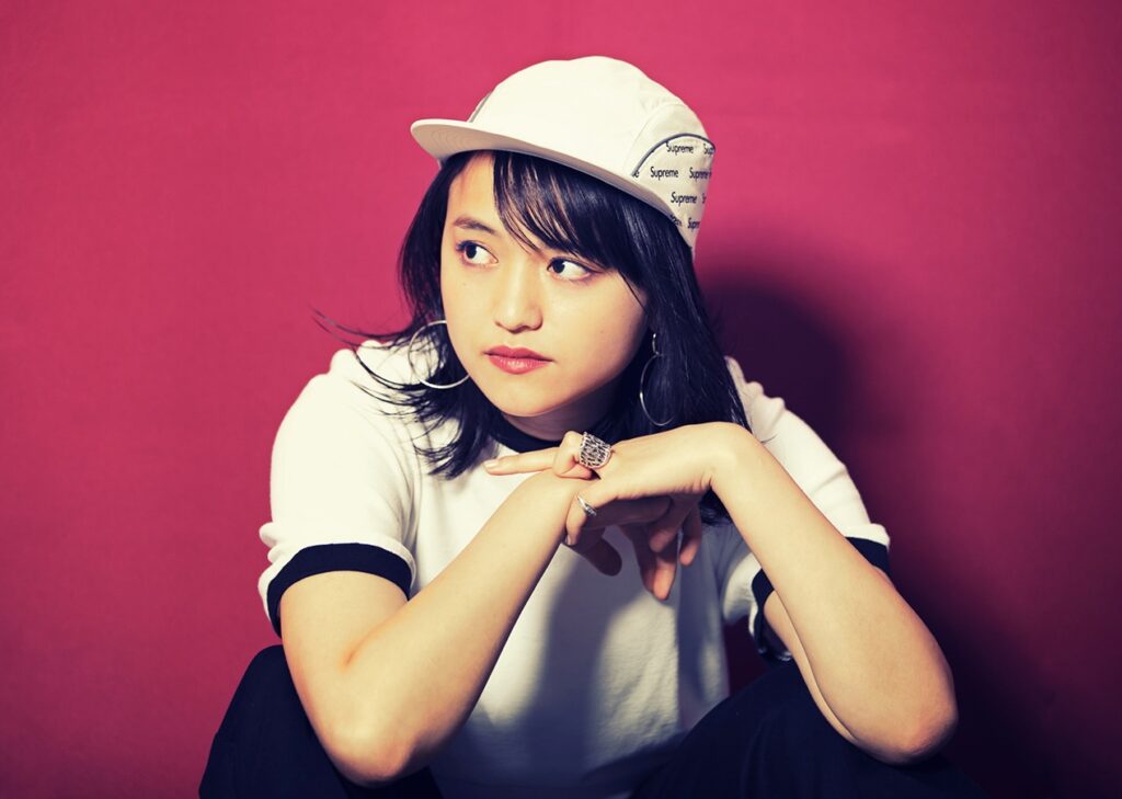 iri(歌手)の声や顔が男で性別は？熱愛彼氏は誰？ハーフで実家&両親は！ - TheTopics