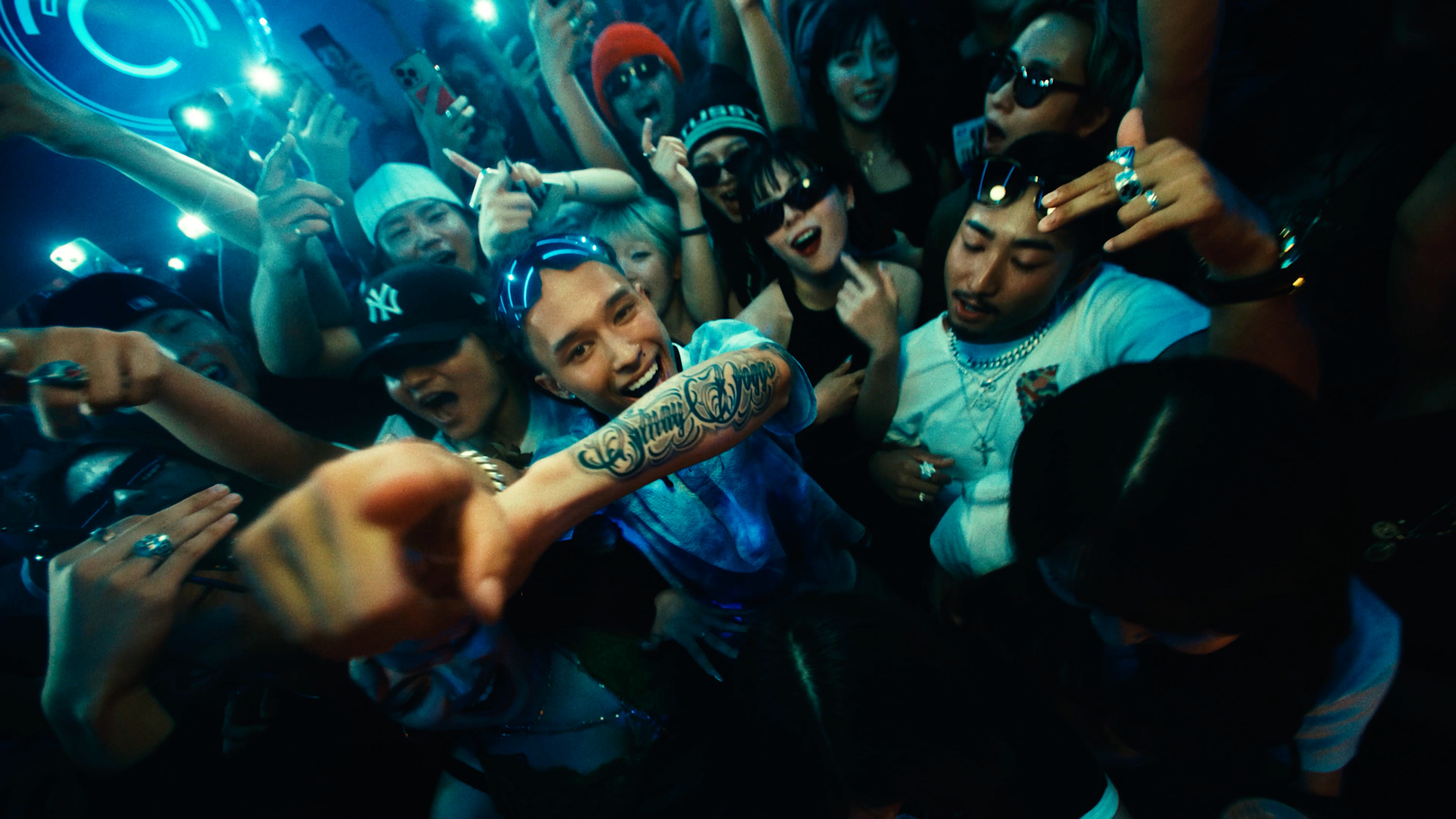 kaneee(ラッパー)はハーフで父親&弟は？立教大学で頭良い？熱愛彼女は！ - TheTopics